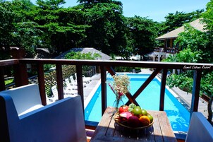 Deluxe Pool View | Roupas de cama antialérgicas, cofres nos quartos, escrivaninha