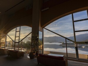 Este bar no lobby do hotel, com vista para o oceano 