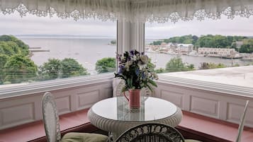 Harbor House, Queen Bed, Waterview | Vista do quarto