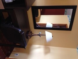 Quarto standard, 2 camas Queen, para não fumantes | Escrivaninha, Wi-Fi de cortesia