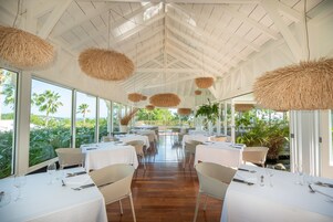 Serviço de almoço e jantar; culinária francesa, vistas para o mar