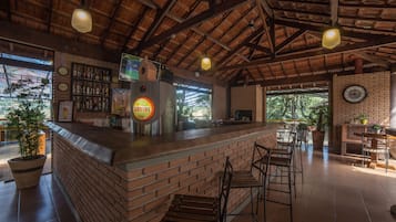 5 bares/lounges, 3 bares ao lado da piscina