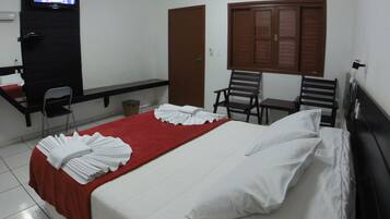 Frigobar, escrivaninha, Wi-Fi de cortesia, roupa de cama