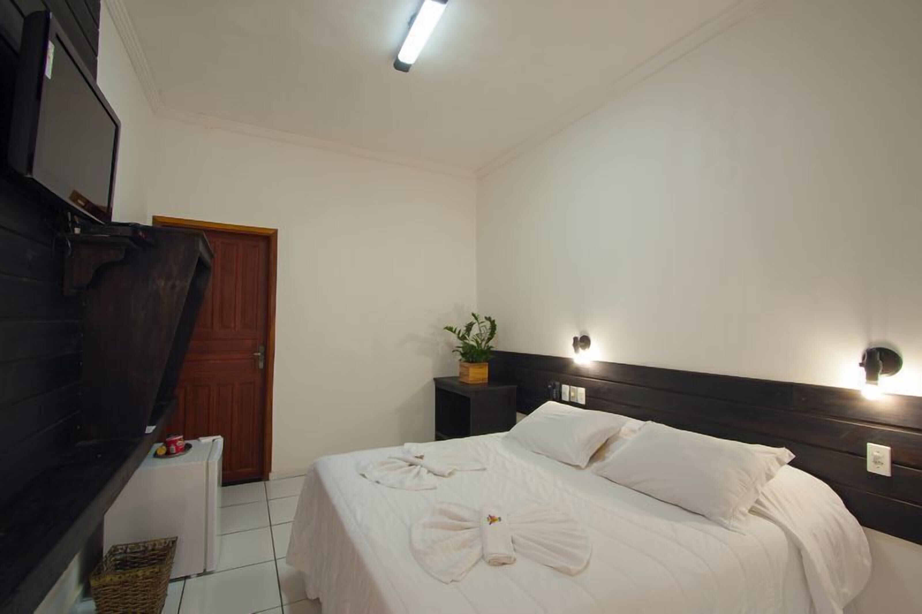 Frigobar, escrivaninha, Wi-Fi de cortesia, roupa de cama
