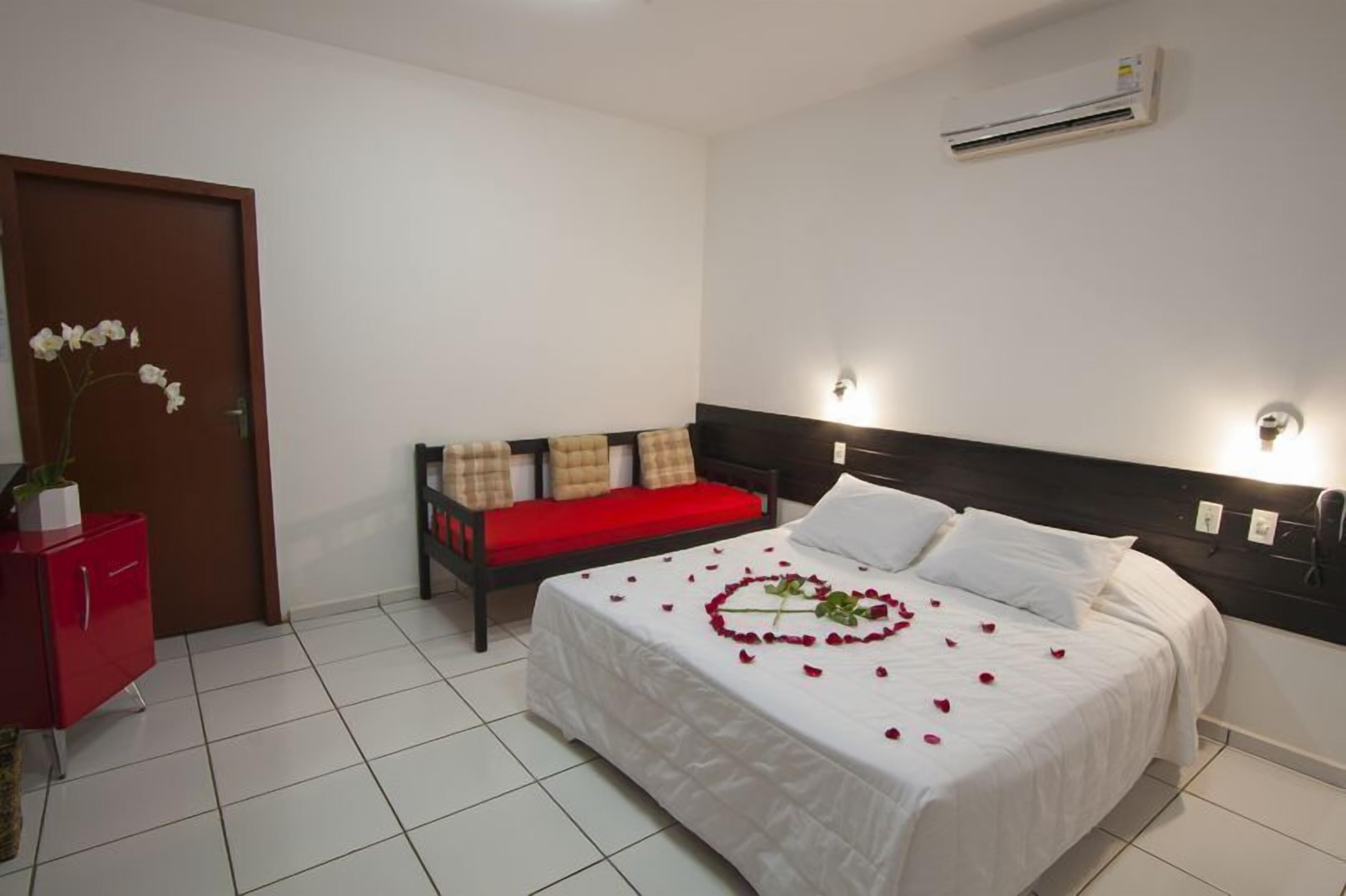 Frigobar, escrivaninha, Wi-Fi de cortesia, roupa de cama