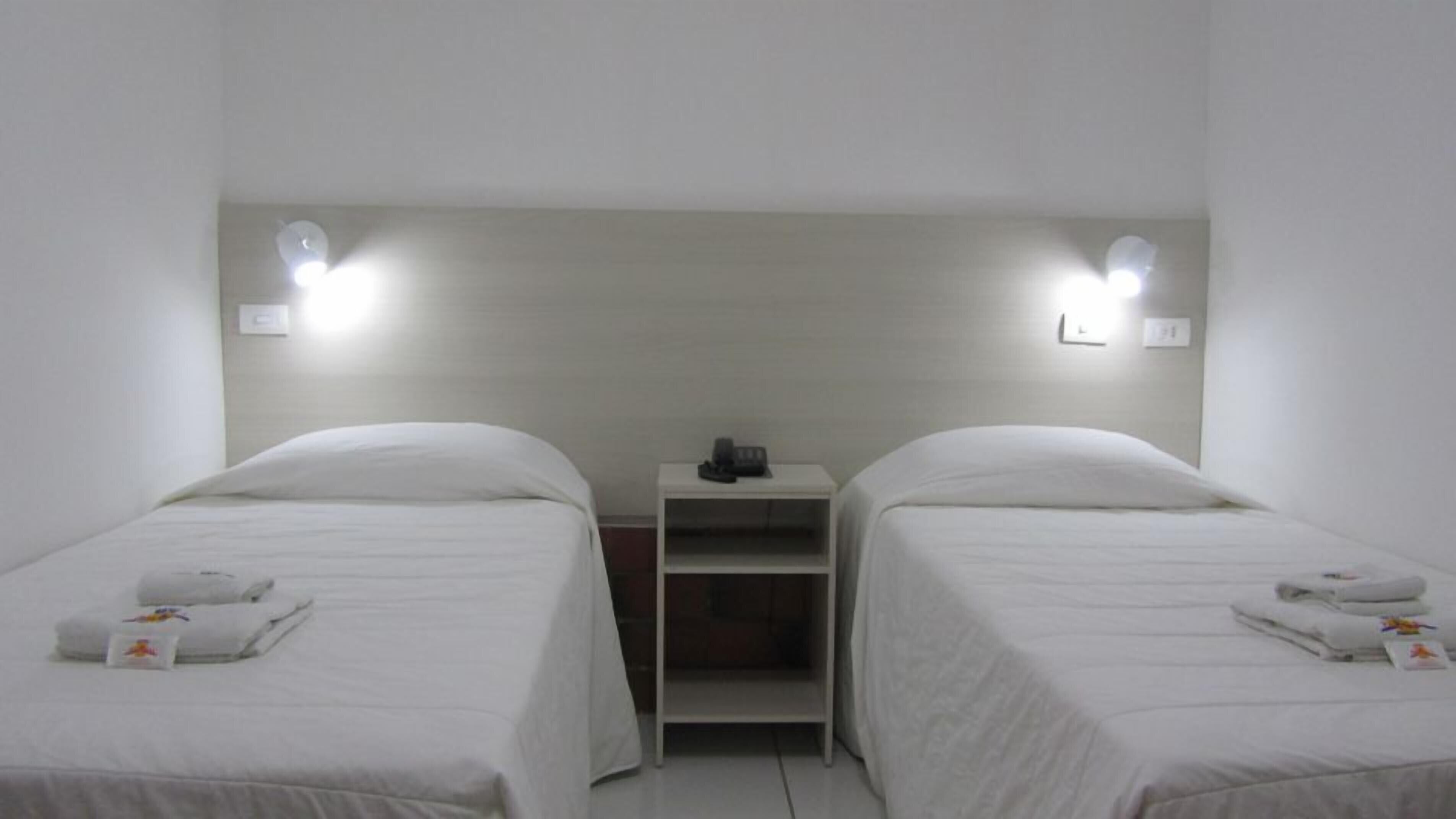 Frigobar, escrivaninha, Wi-Fi de cortesia, roupa de cama