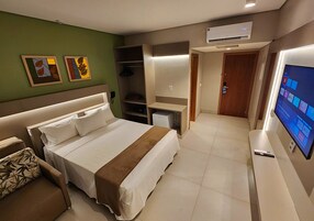 Quarto Triplo de Luxo, 1 quarto | Secretária, cortinas/cortinados opacos, Wi-fi grátis