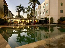 7 piscinas exteriores, espreguiçadeiras
