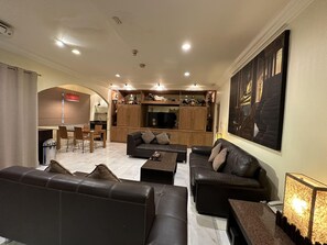 Penthouse de Luxo | Cofre no quarto, com decoração personalizada 