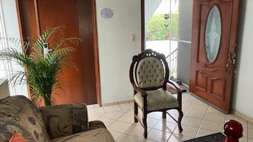 Quarto Duplo Standard, 1 cama king-size, frigorífico e micro-ondas, vista para o pátio | Minibar, secretária, ferro/tábua de engomar, Wi-fi grátis