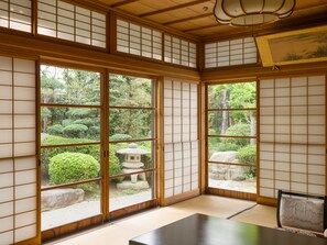 Quarto Superior, não fumadores, vista para o jardim (Japanese-Style) | Edredões de penas, cofre no quarto, secretária 