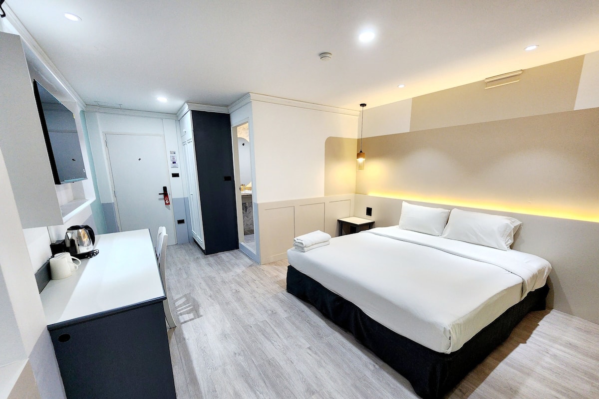 Quarto Duplo Deluxe | 1 quarto, cofre no quarto, secretária, cortinas/cortinados opacos