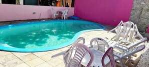 Piscina exterior, guarda-sóis, espreguiçadeiras 