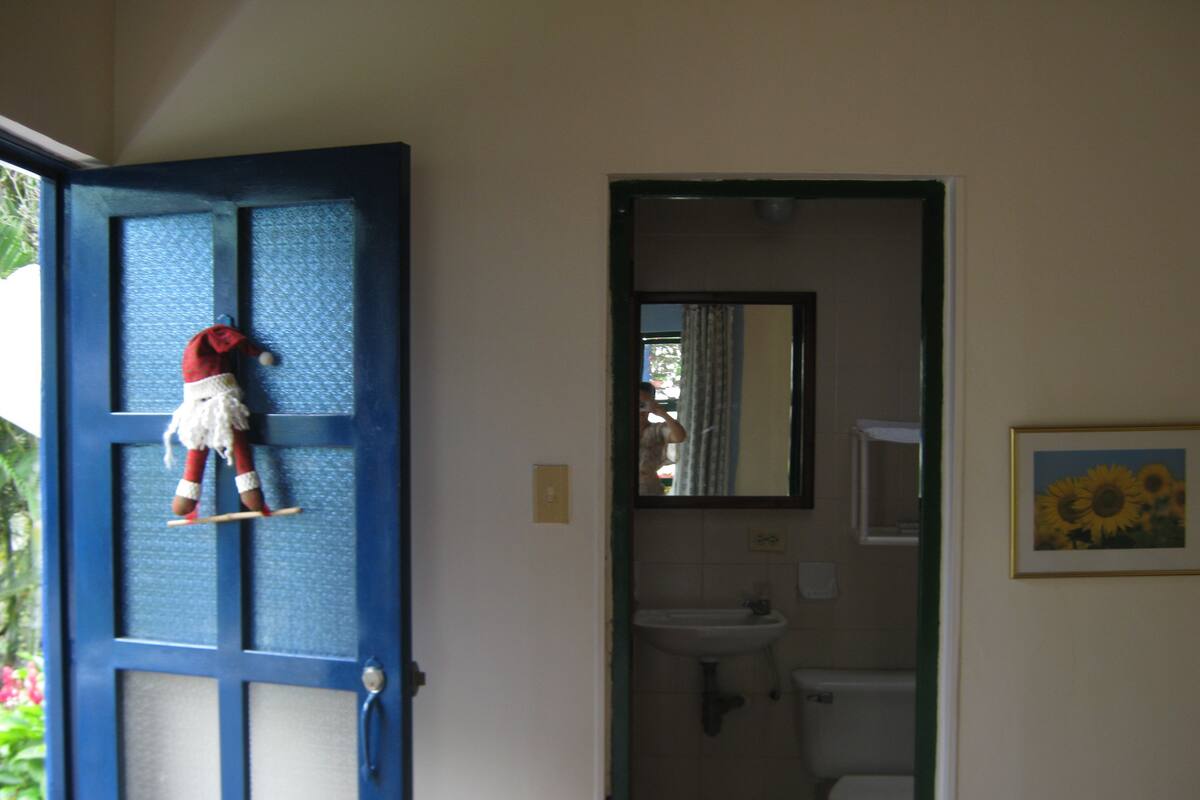 Uma casa de banho com lavatório, sanita e espelho.