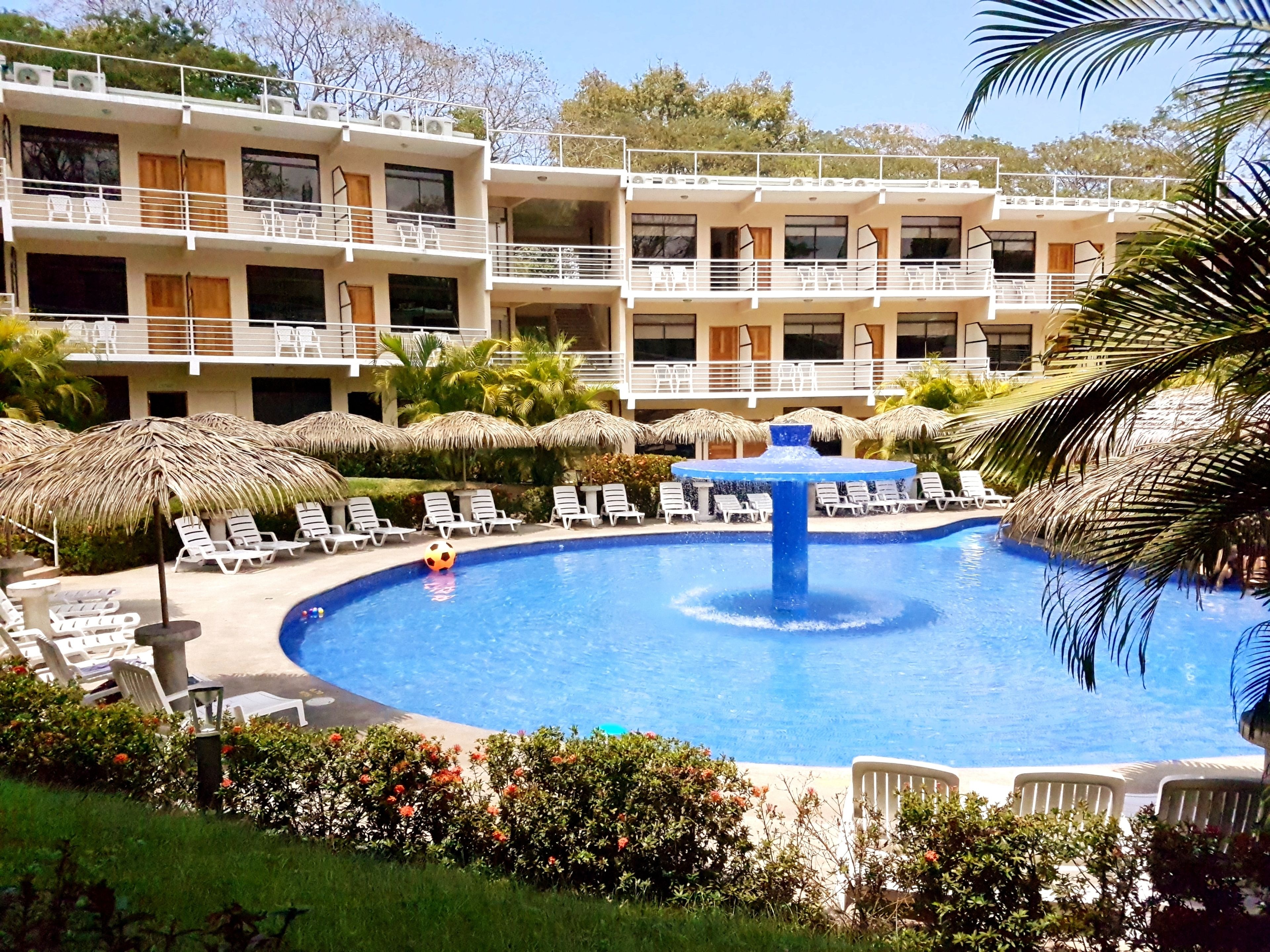 Piscina externa, funciona das 8h às 20h, guarda-sóis, espreguiçadeiras