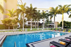 Piscina externa, funciona das 7h às 20h, espreguiçadeiras