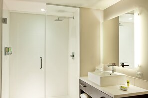 Quarto, 1 cama King | Banheiro | Chuveiro, chuveiro com efeito de chuva, produtos de toalete de grife 