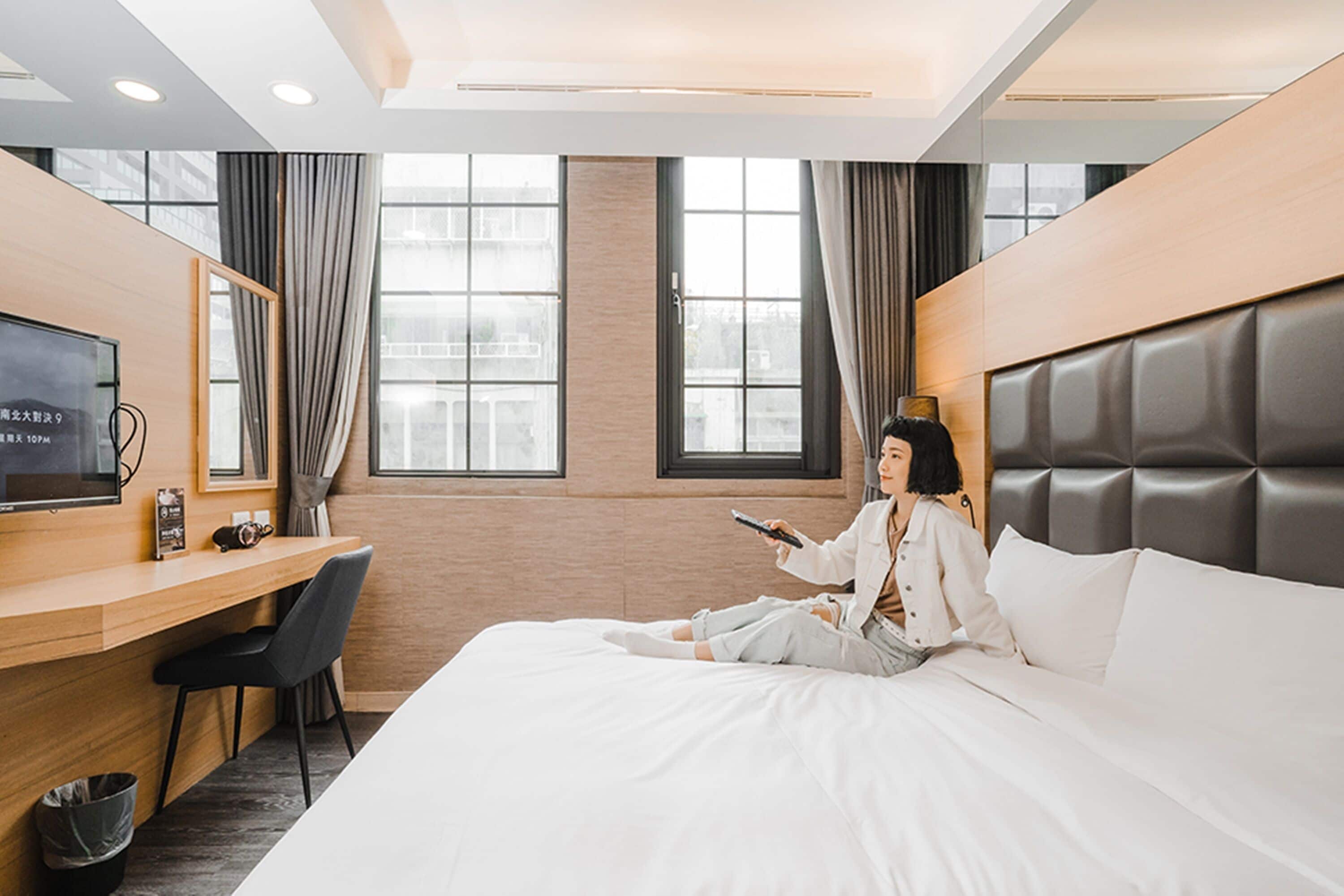 Quarto Clássico com Cama de Casal | Cofre no quarto, secretária, ferro/tábua de engomar 