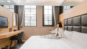 Quarto Clássico com Cama de Casal | Cofre no quarto, secretária, ferro/tábua de engomar