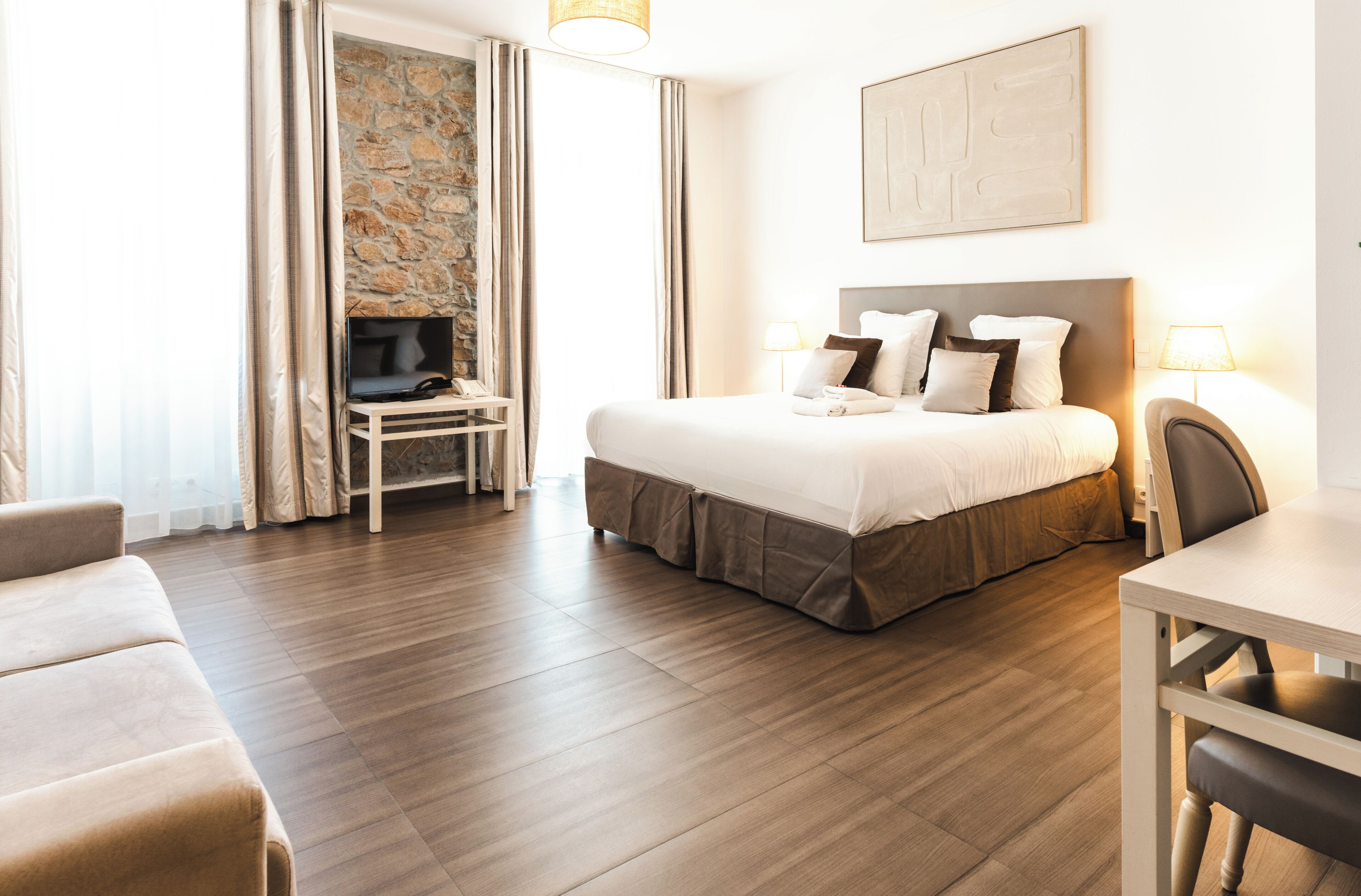 Suite Júnior | Minibar, cofre no quarto, com decoração personalizada, secretária 