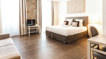 Suite Júnior | Minibar, cofre no quarto, com decoração personalizada, secretária