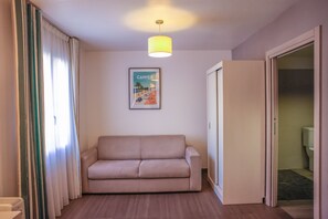 Quarto quádruplo | Frigobar, cofres nos quartos, individualmente decorados, escrivaninha