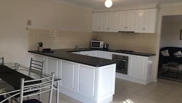 Apartamento, 2 quartos | 1 quarto, ferros/tábuas de passar roupa, Wi-Fi de cortesia