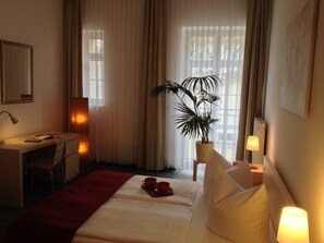 Apartamento, 1 quarto | 1 quarto, secretária, ferro/tábua de engomar 