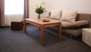 Apartamento, 1 quarto | Sala | TV de ecrã plano 