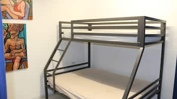 Quarto Duplo (Shared Bathroom Facilities) | Cofre no quarto, Wi-fi grátis, roupa de cama fornecida