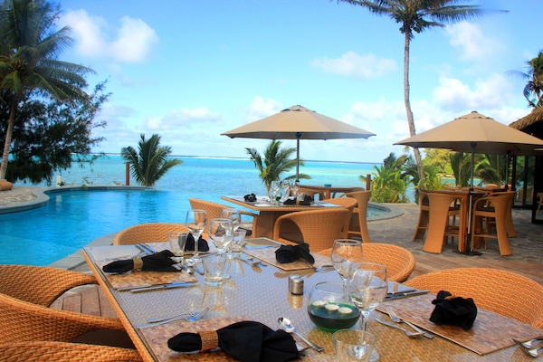 Piscina externa, guarda-sóis, espreguiçadeiras