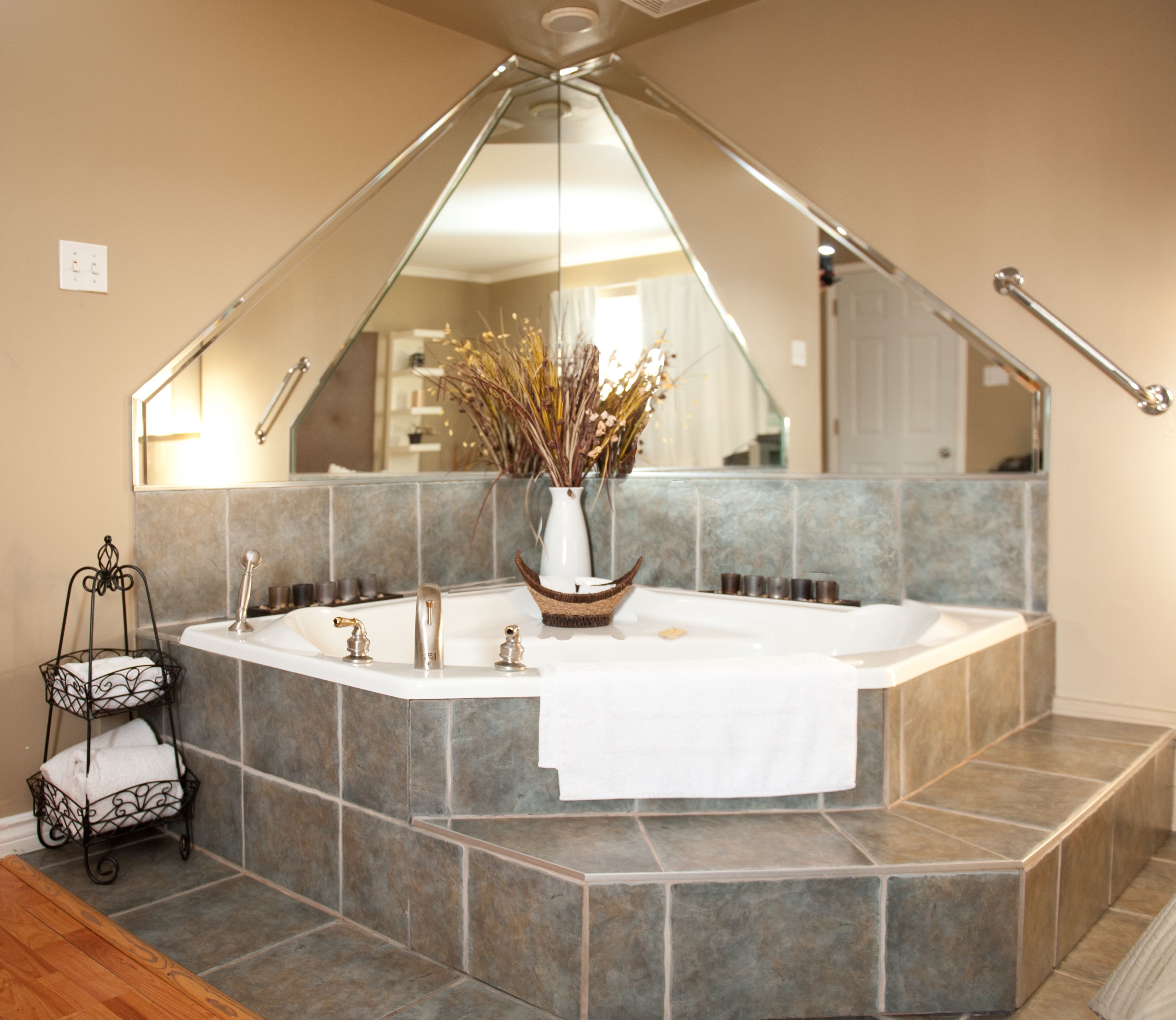 Quarto Superior, 1 cama queen-size, banheira de hidromassagem | Banheira de hidromassagem