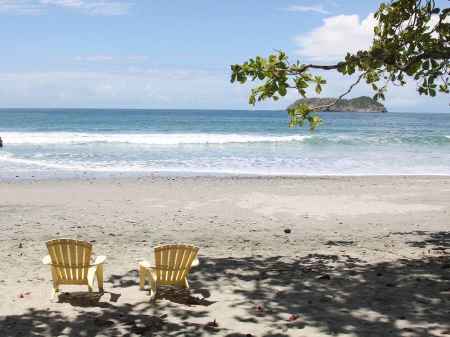 Perto da praia, areia branca, toalhas de praia