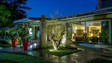 Fachada do alojamento (tarde/noite)