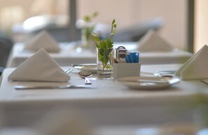 Café da manhã completo todos os dias (BWP 155.00 por pessoa) 