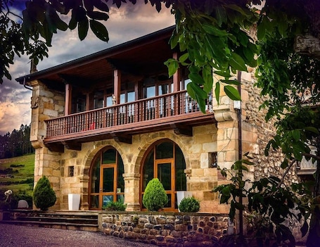 Fachada do alojamento. Hotel Villa Arce