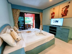 Apartamento superior, 3 quartos, sacada | Frigobar, cofres nos quartos, individualmente decorados