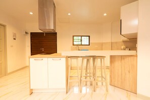Apartamento superior, 3 quartos, acesso à piscina, ao lado da piscina | Cozinha privada | Geladeira grande, cafeteira/chaleira, chaleira elétrica