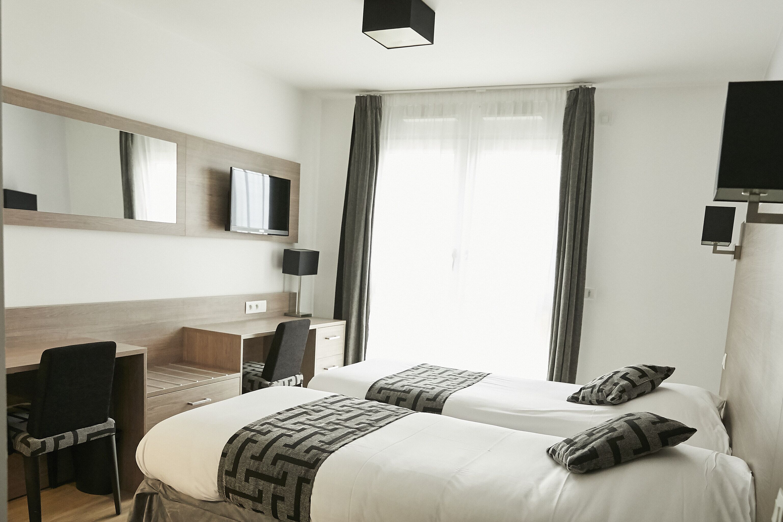 Roupas de cama premium, cofres nos quartos, escrivaninha