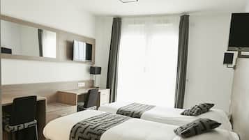 Roupas de cama premium, cofres nos quartos, escrivaninha