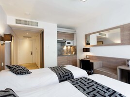 Roupas de cama premium, cofres nos quartos, escrivaninha