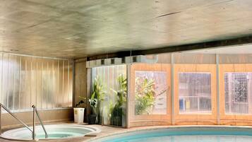 Piscina exterior, da(s) 10:00 à(s) 21:00, guarda-sóis, espreguiçadeiras