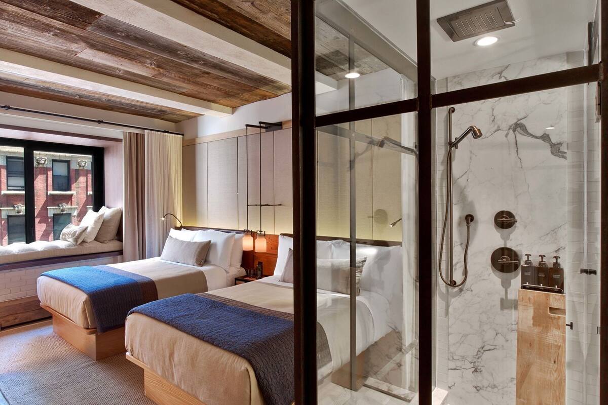 Roupas de cama antialérgicas, frigobar, cofres nos quartos, escrivaninha