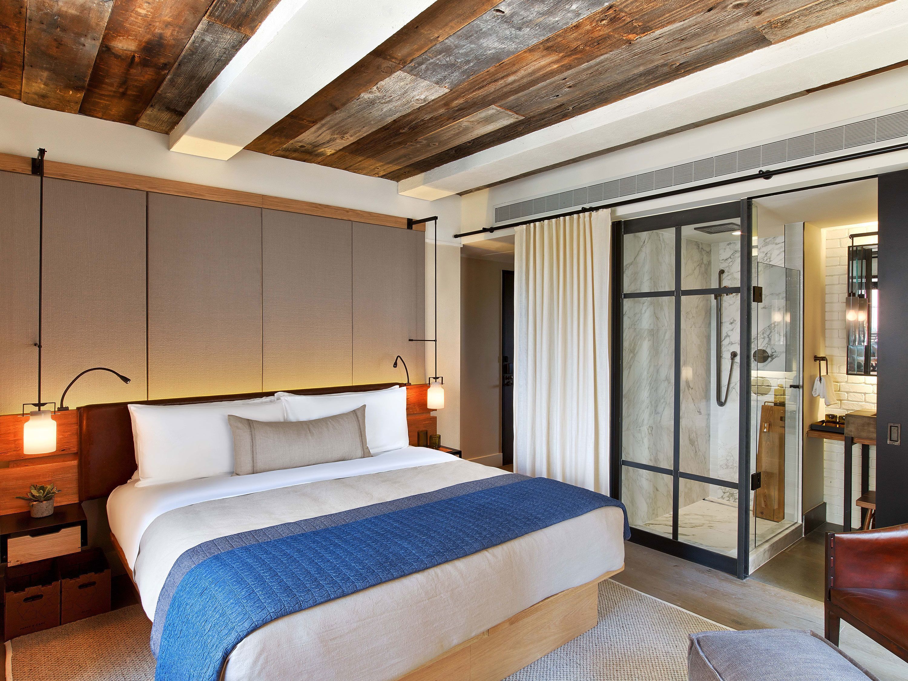 Roupas de cama antialérgicas, frigobar, cofres nos quartos, escrivaninha