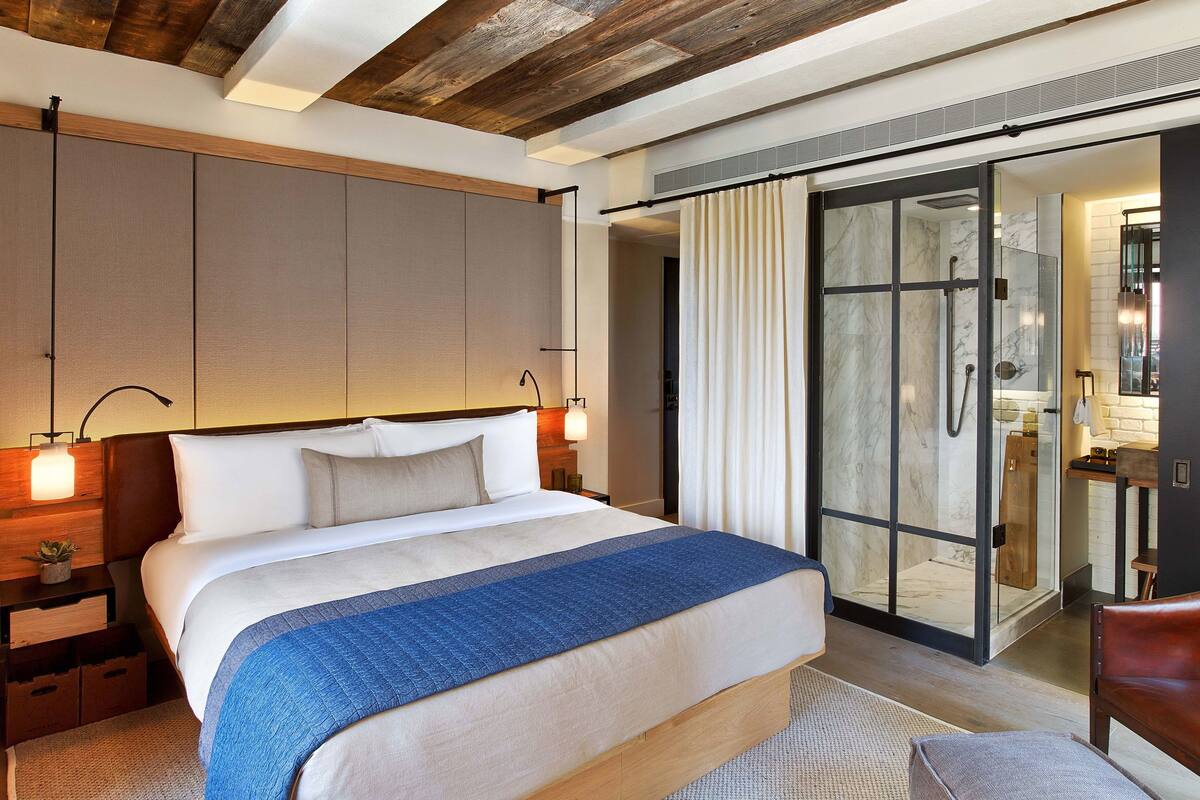 Roupas de cama antialérgicas, frigobar, cofres nos quartos, escrivaninha