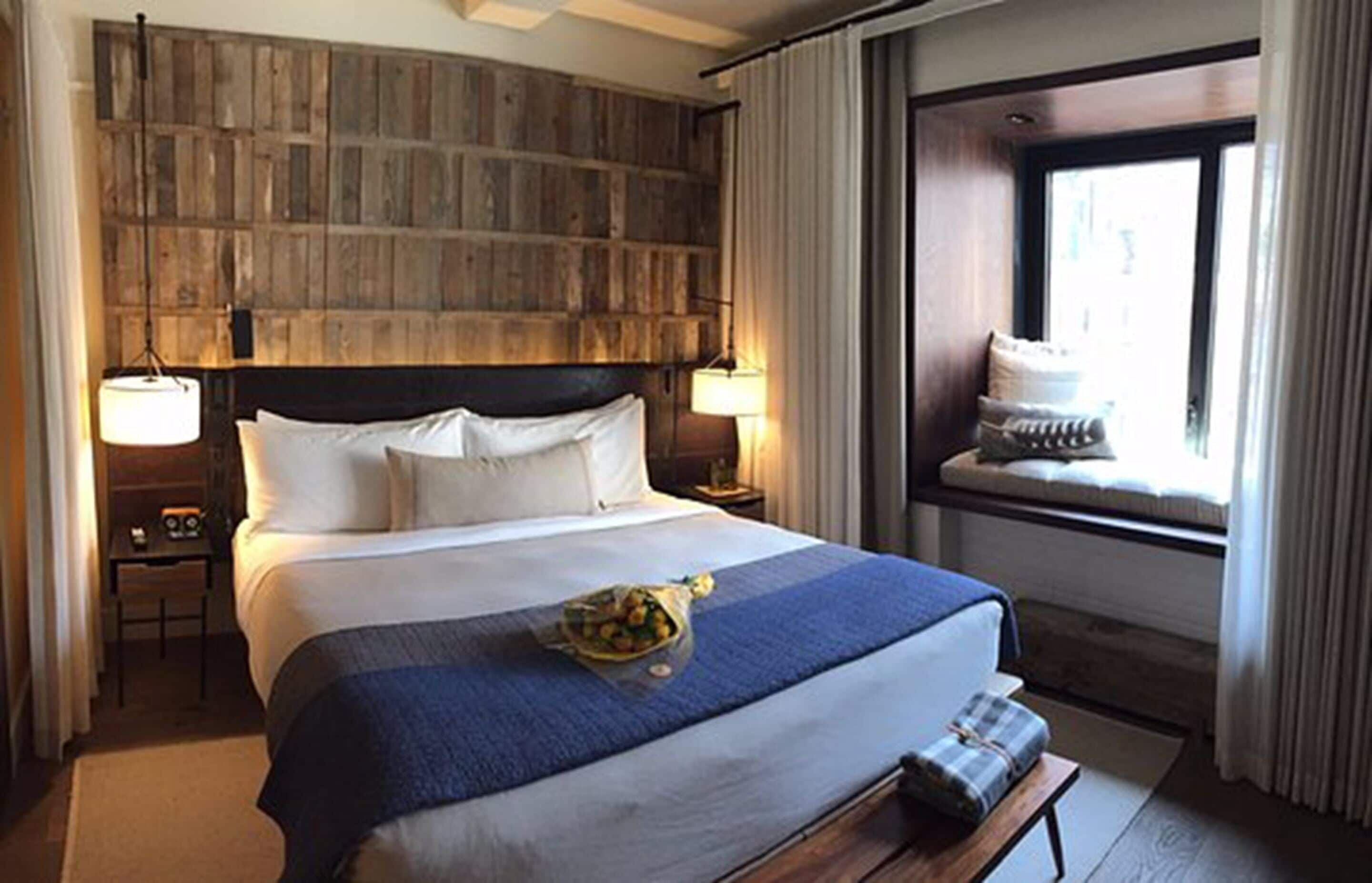 Roupas de cama antialérgicas, frigobar, cofres nos quartos, escrivaninha