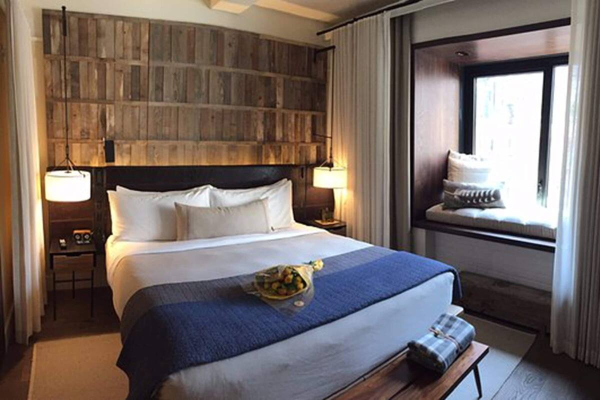 Roupas de cama antialérgicas, frigobar, cofres nos quartos, escrivaninha