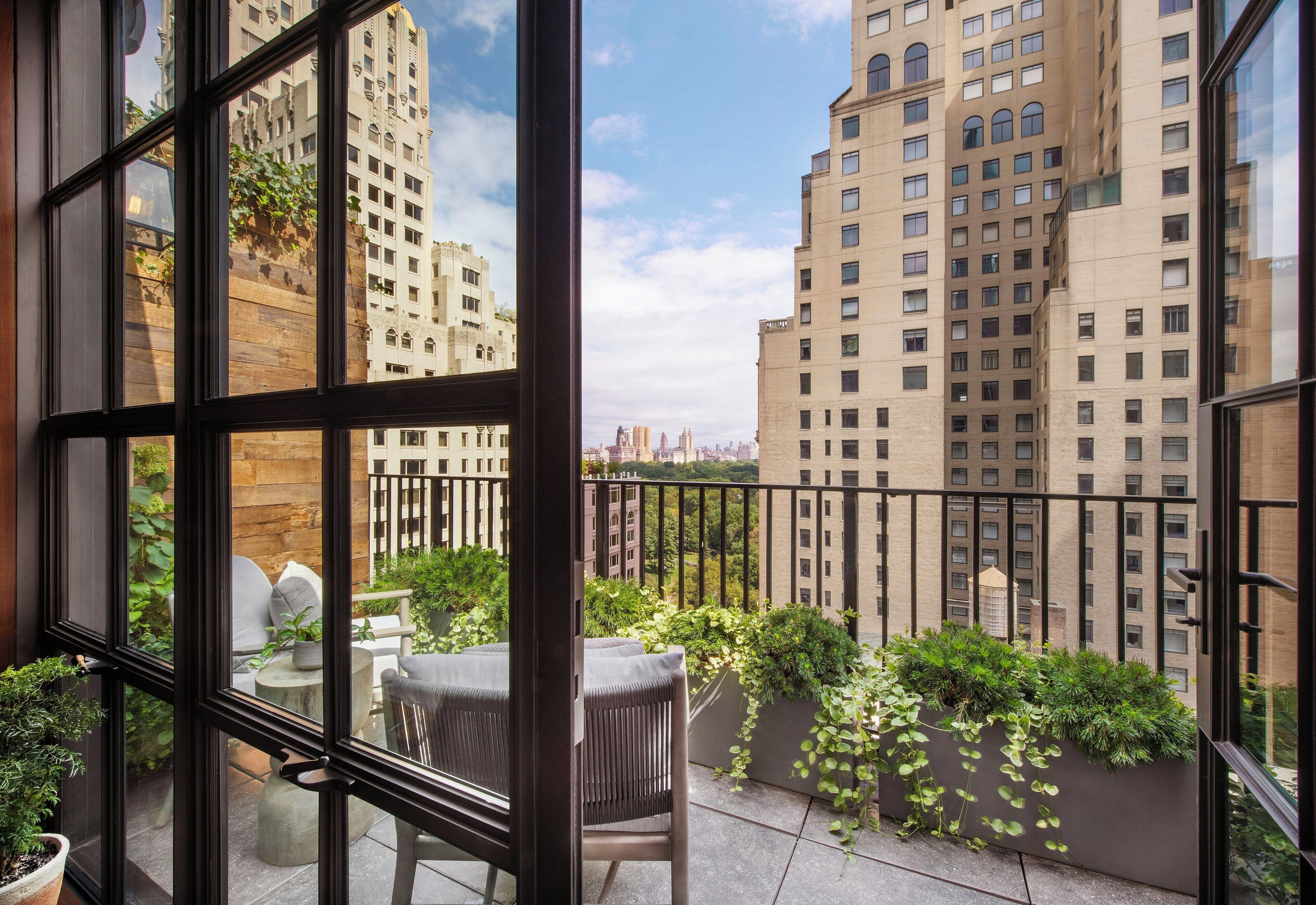 Quarto, 1 cama king-size, terraço | Roupa hipoalergénica, minibar, cofre no quarto, secretária 