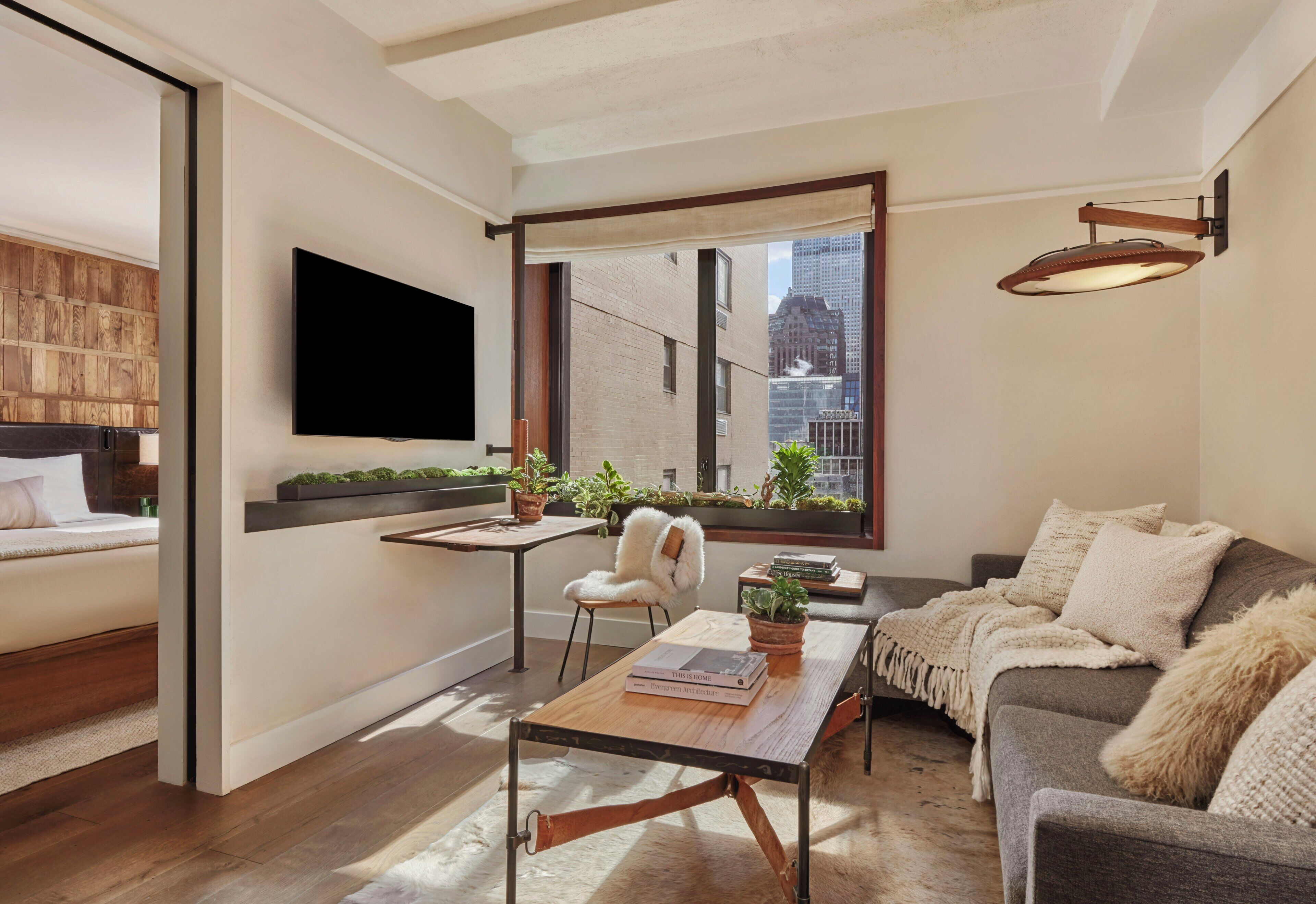 Suite (Alcove) | Roupa hipoalergénica, minibar, cofre no quarto, secretária 