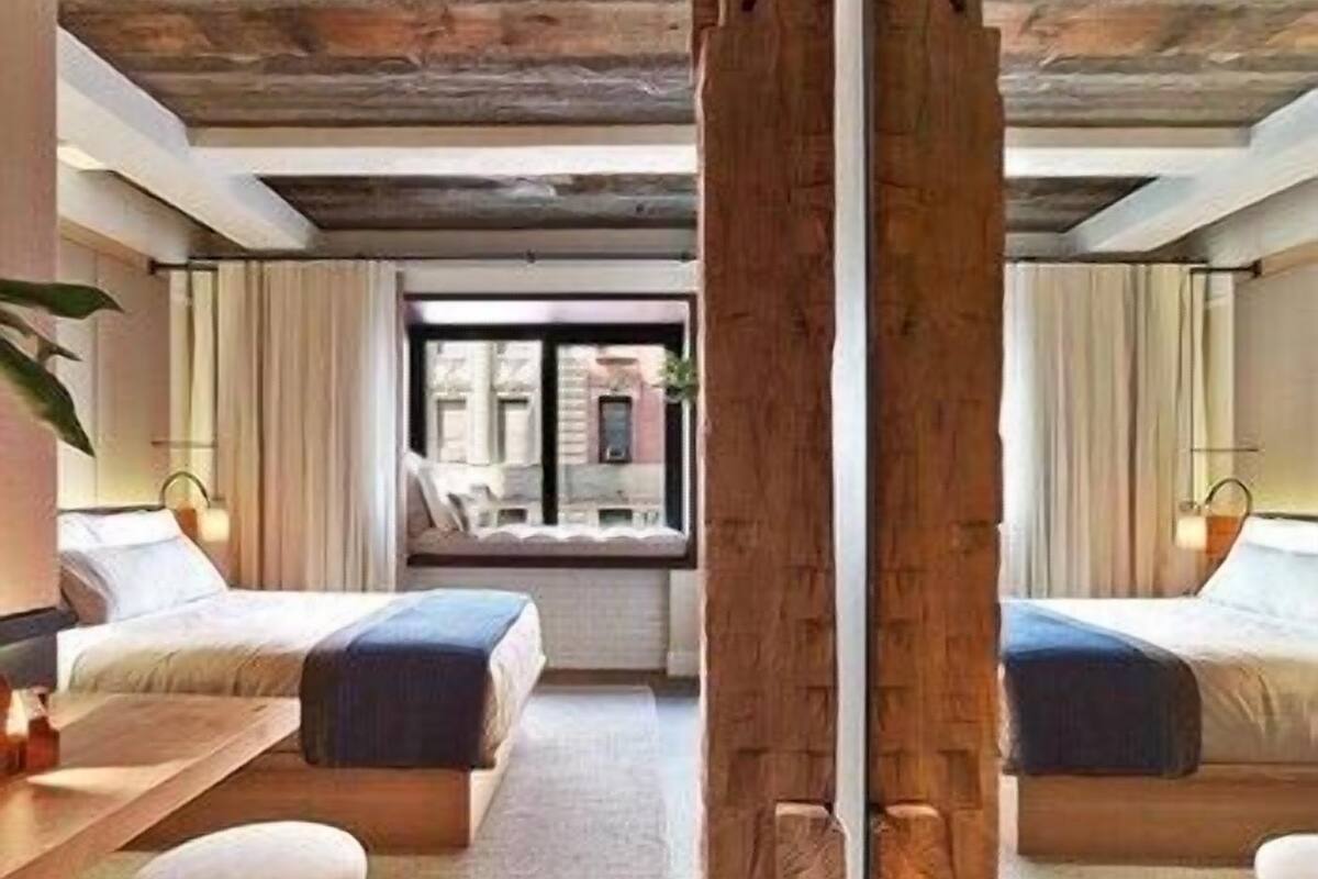 Roupas de cama antialérgicas, frigobar, cofres nos quartos, escrivaninha